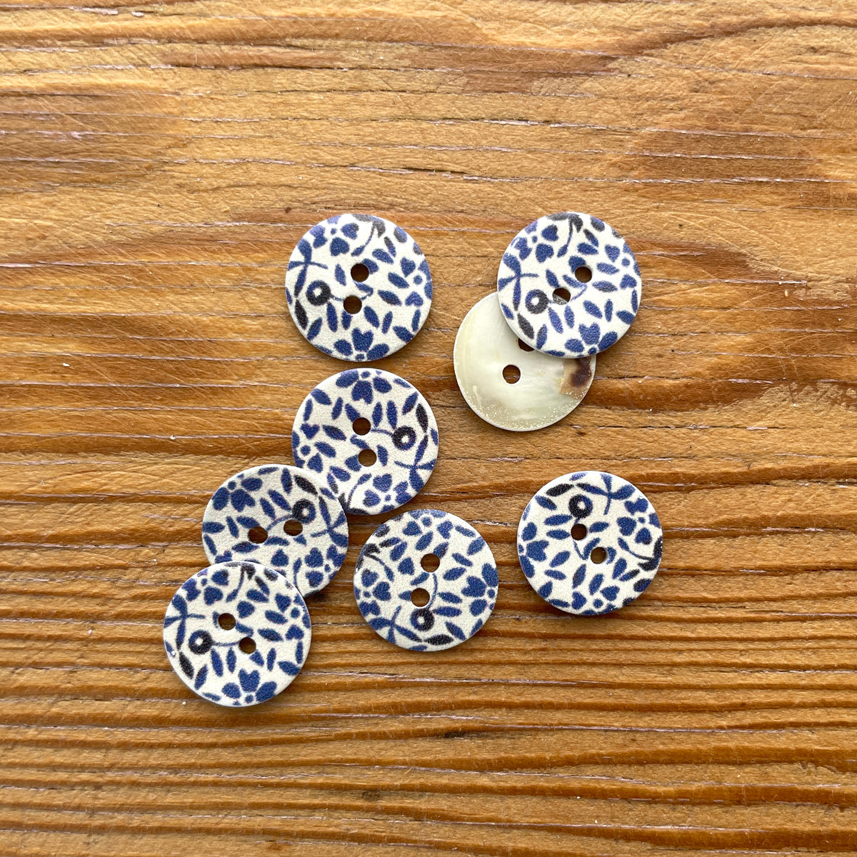Off White Shell Buttons - Blue Floral – EWE fine fiber goods