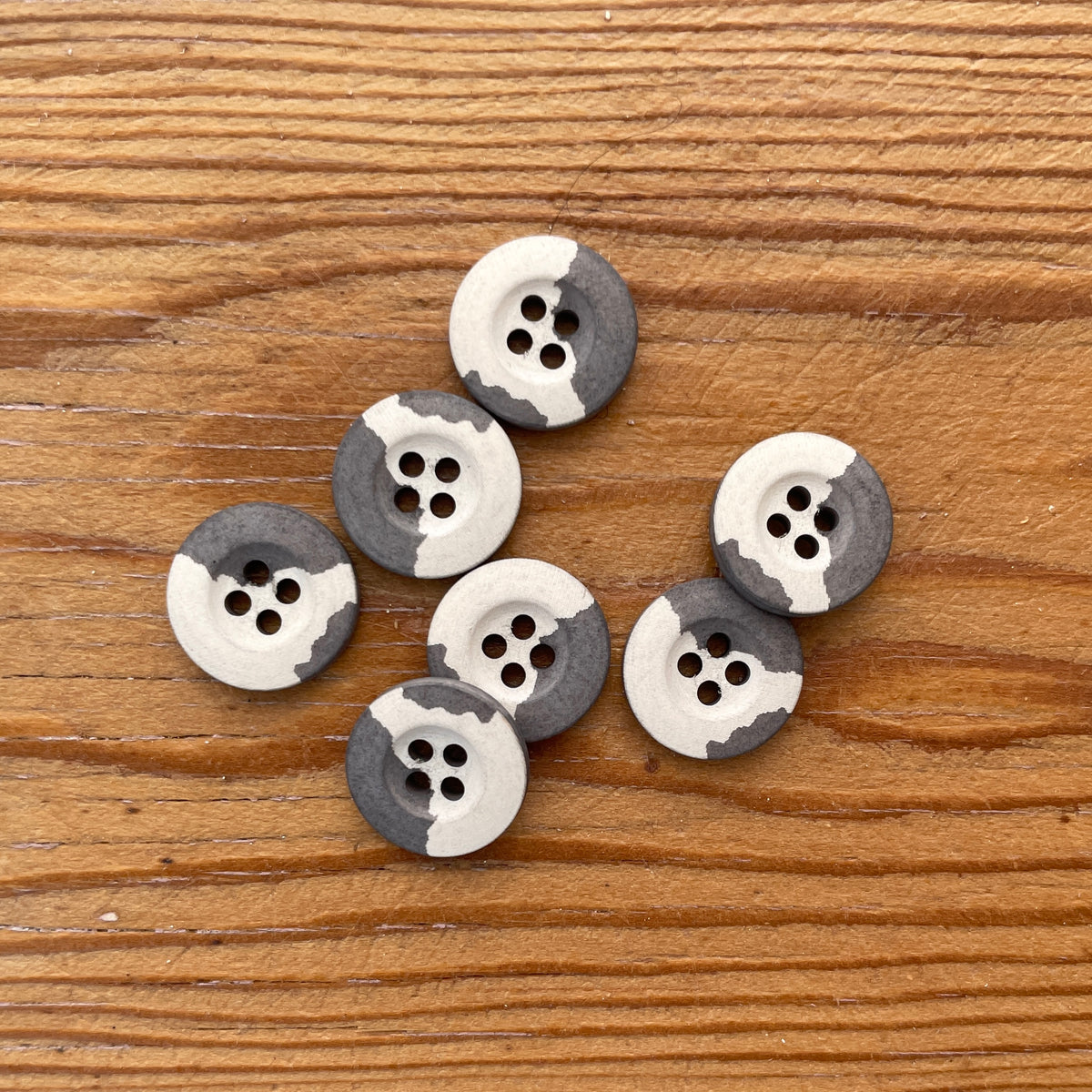 Cotton Buttons Off White & Grey – EWE fine fiber goods
