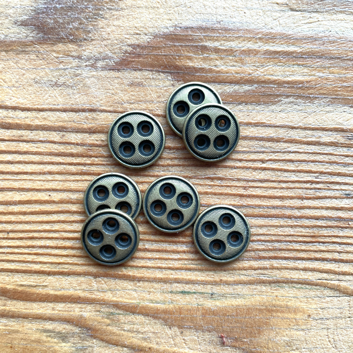 Metal Antique Brass Buttons – EWE fine fiber goods