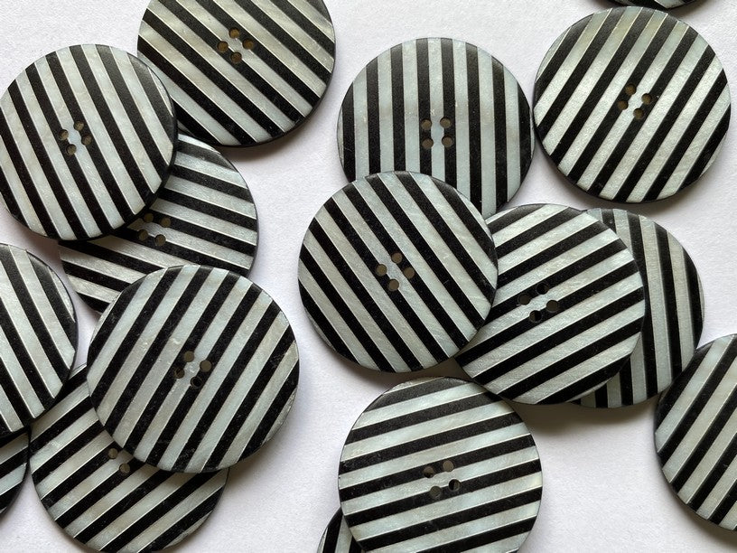 Shell Button with Black Raised Lines – EWE fine fiber goods