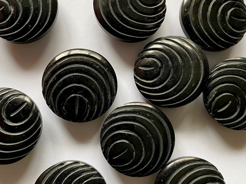 Black Horn Curved Line Shank Buttons – EWE fine fiber goods